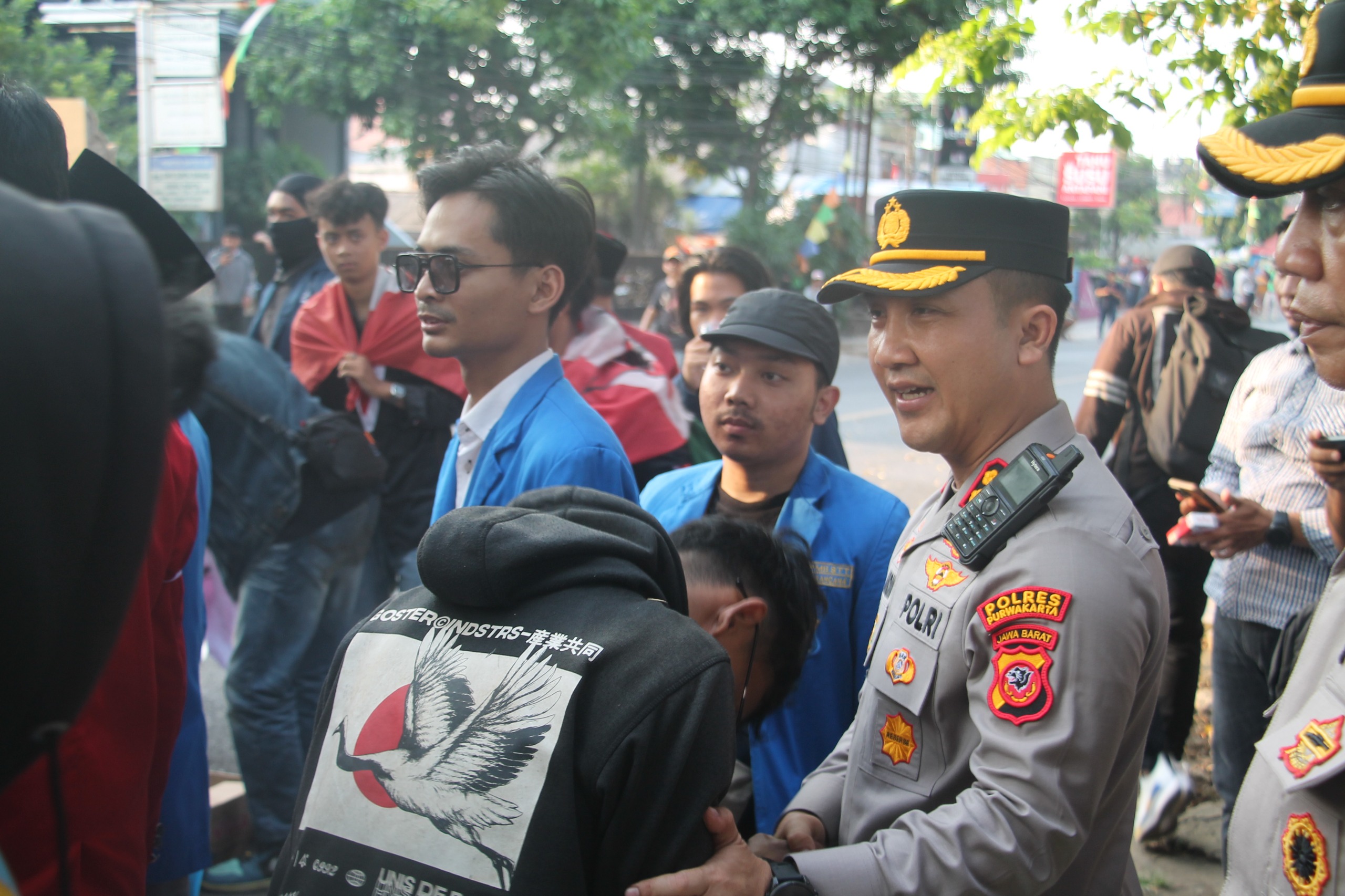 Dengan Humanis, AKBP Anom Danujaya Temui Mahasiswa Yang Unjuk Rasa Di Mapolres Purwakarta ...